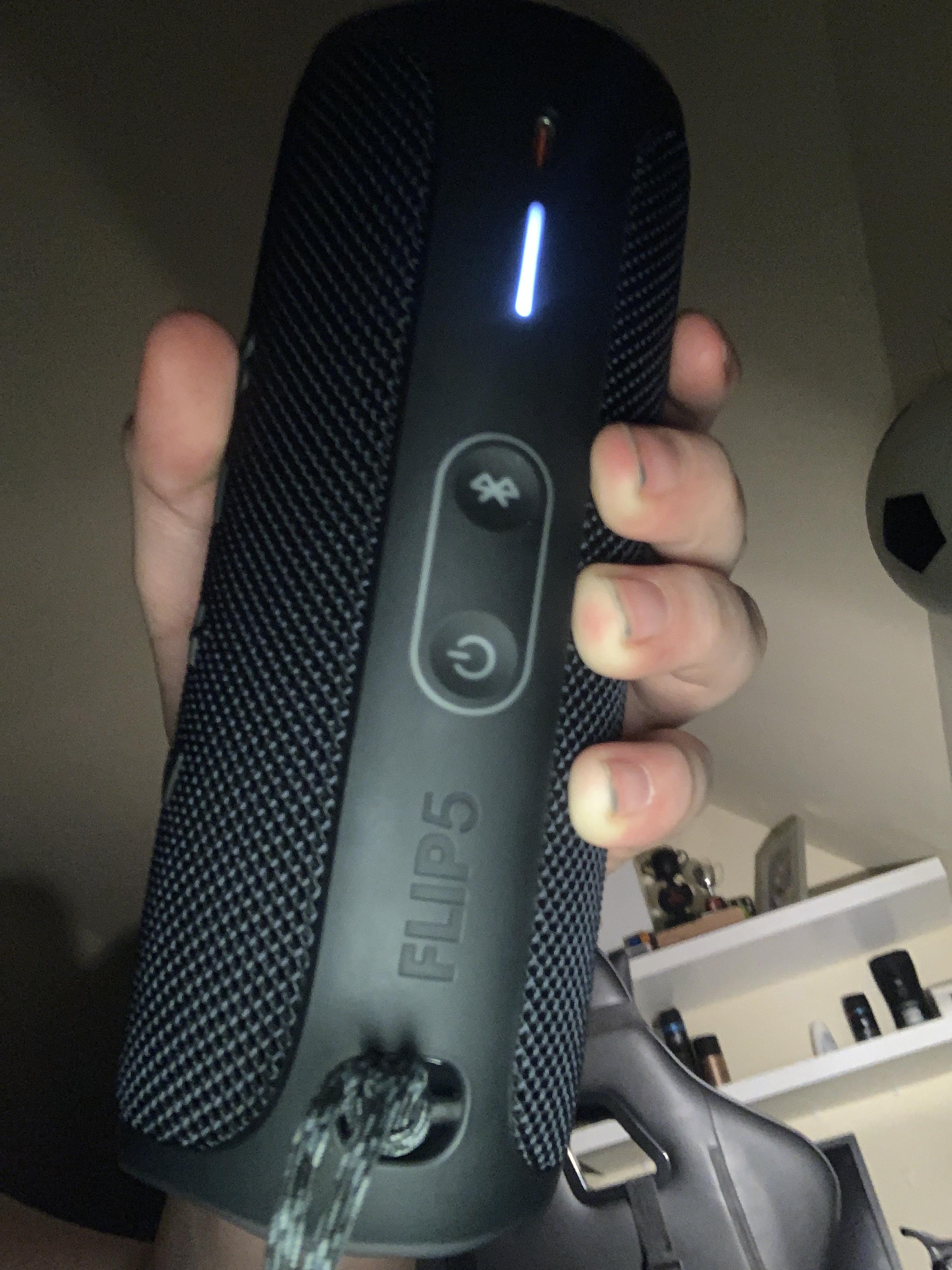 JBL flip 5 only looks like this, no buttons are doing anything. Pls ...