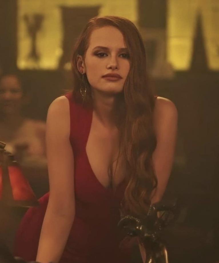 Jemand Lust mit mir auf Madelaine Petsch abzuspritzen? | Scrolller
