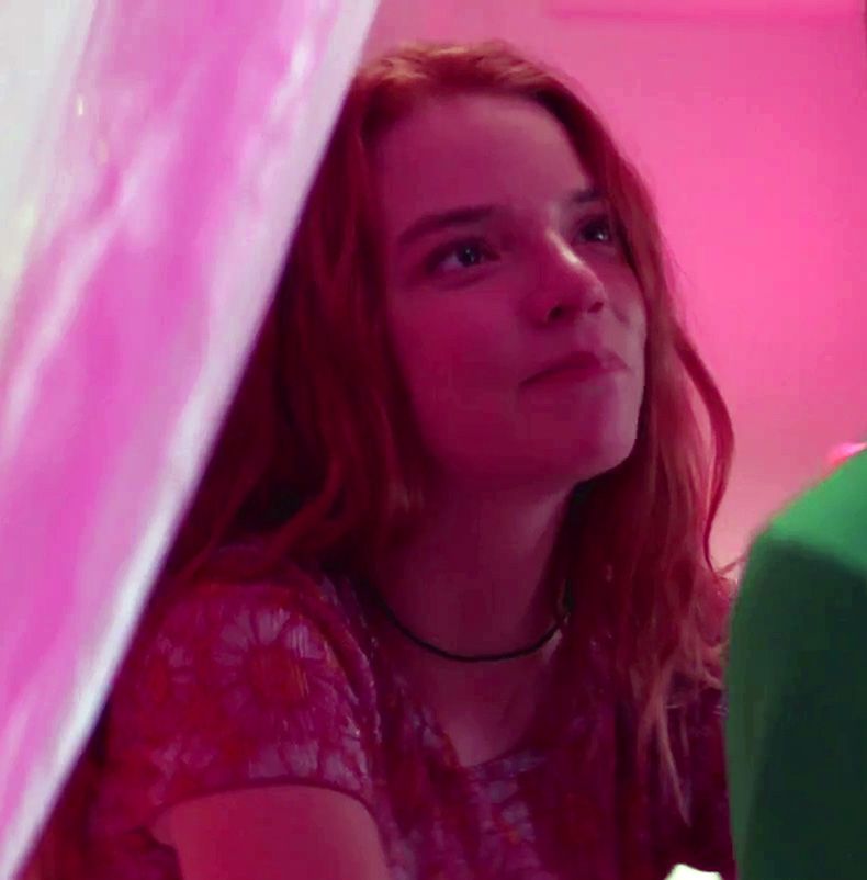 Jen in her trippy pink bedroom | Scrolller