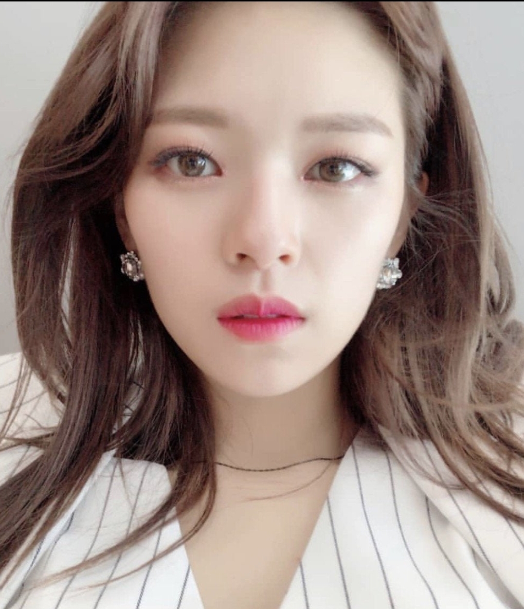 Jeongyeon - close up, white striped top | Scrolller