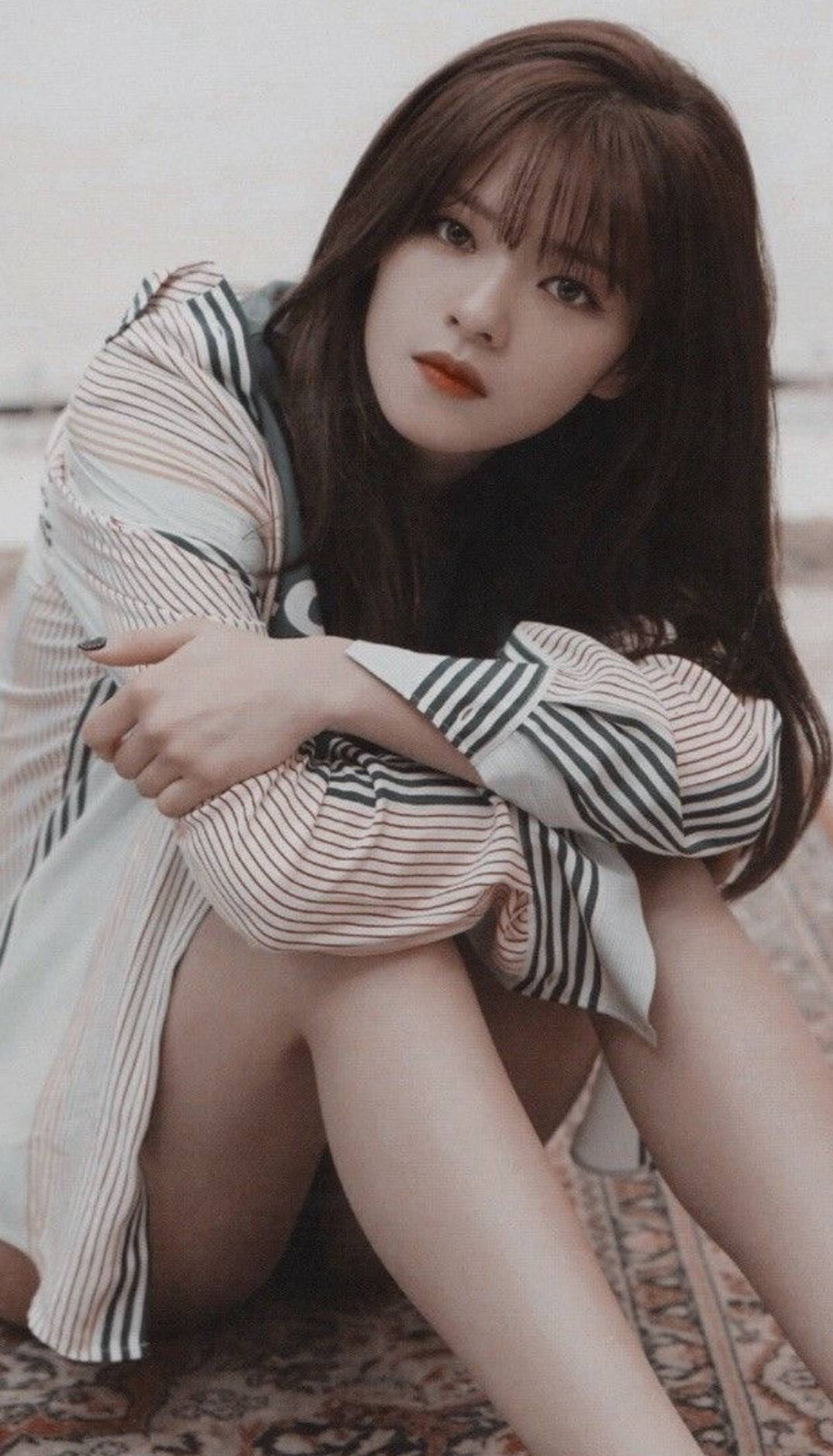 Jeongyeon - oversized white & red striped shirt | Scrolller