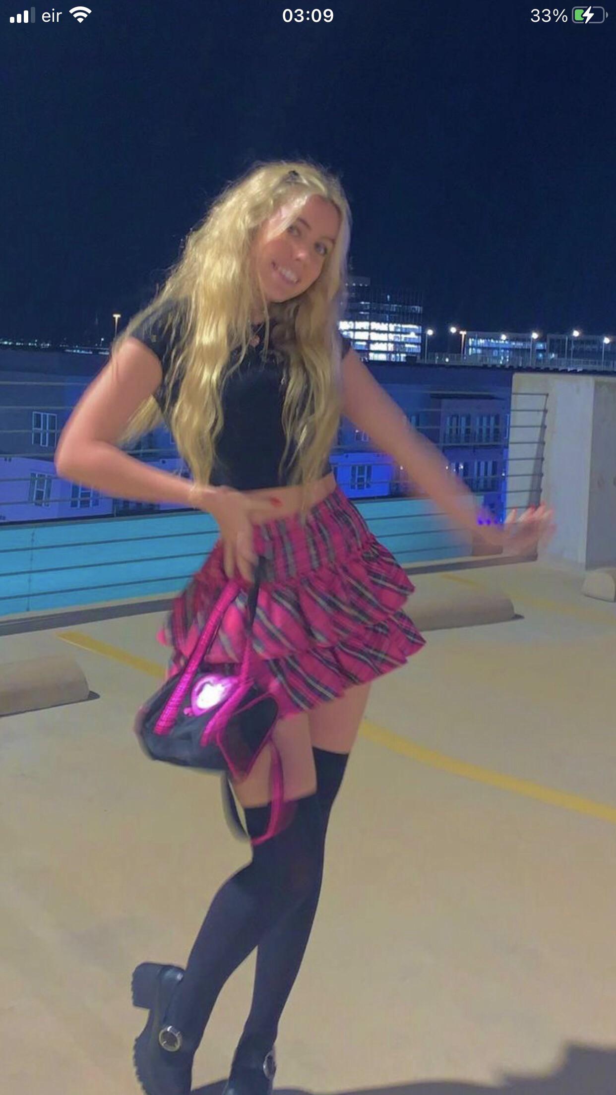 jerking to riley anyone wanna join | Scrolller