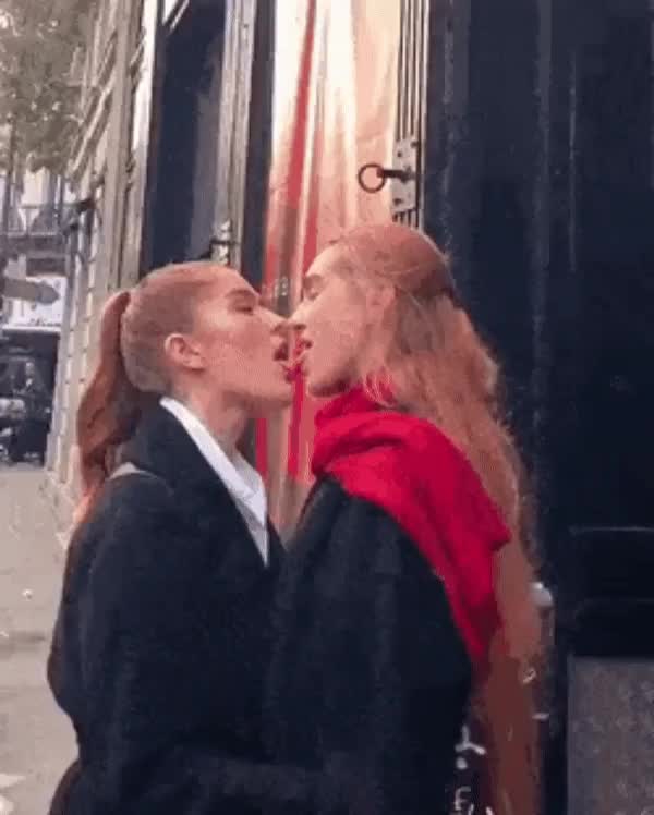 Jia Lissa making out with a girl | Scrolller