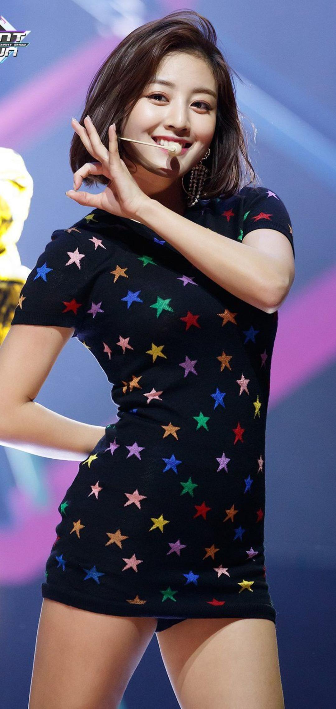 Jihyo - short black stars dress | Scrolller