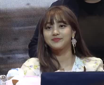 Jihyo - white top, wave | Scrolller