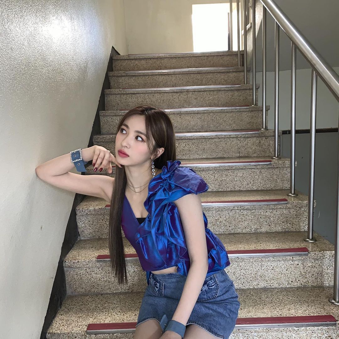 Jiwon - Cherry Bullet | Scrolller