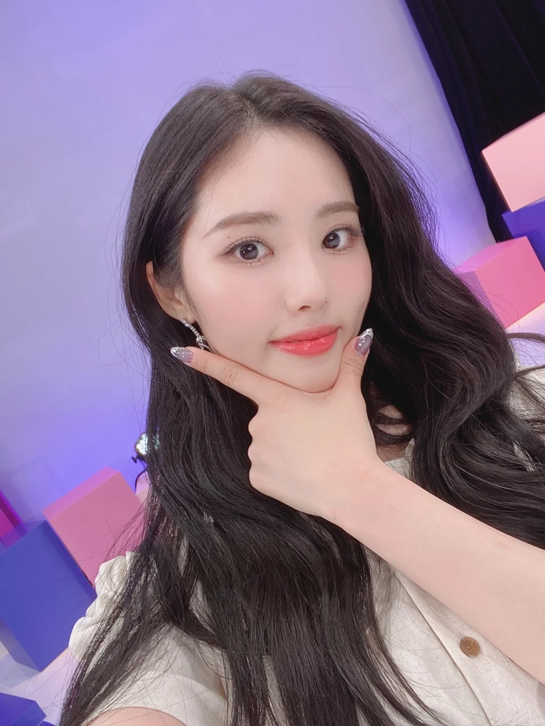 Jiwon pose | Scrolller