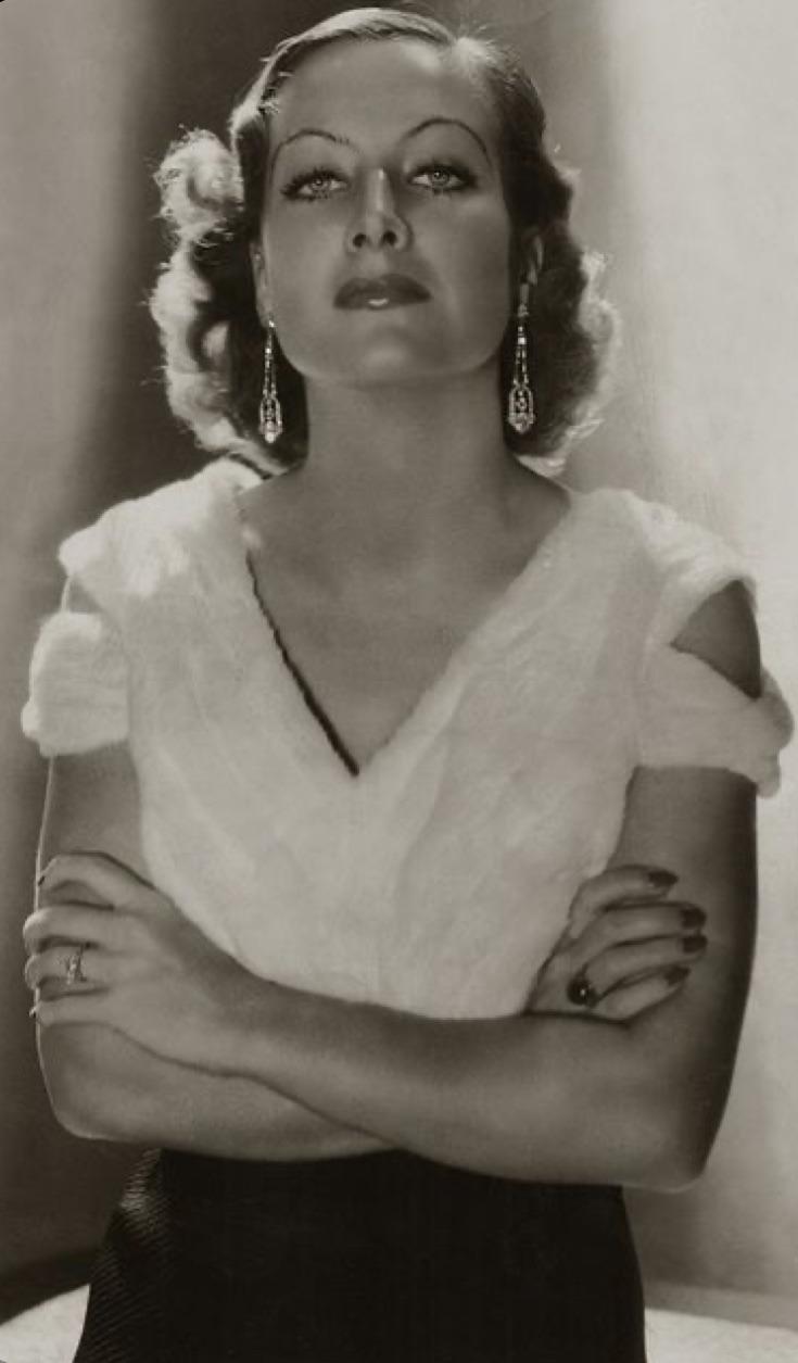 Joan Crawford, 1935. | Scrolller