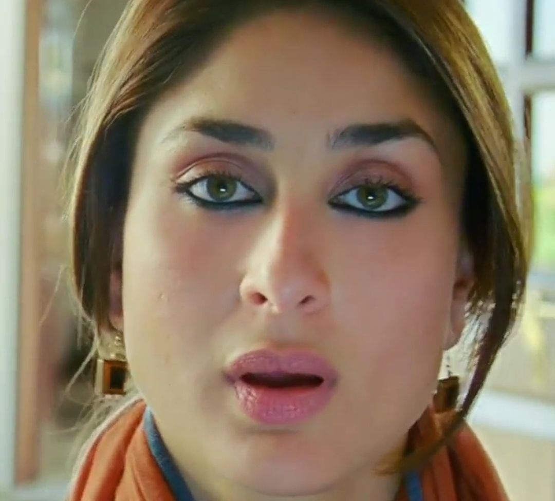 Juicy lips of Kareena kapoor | Scrolller