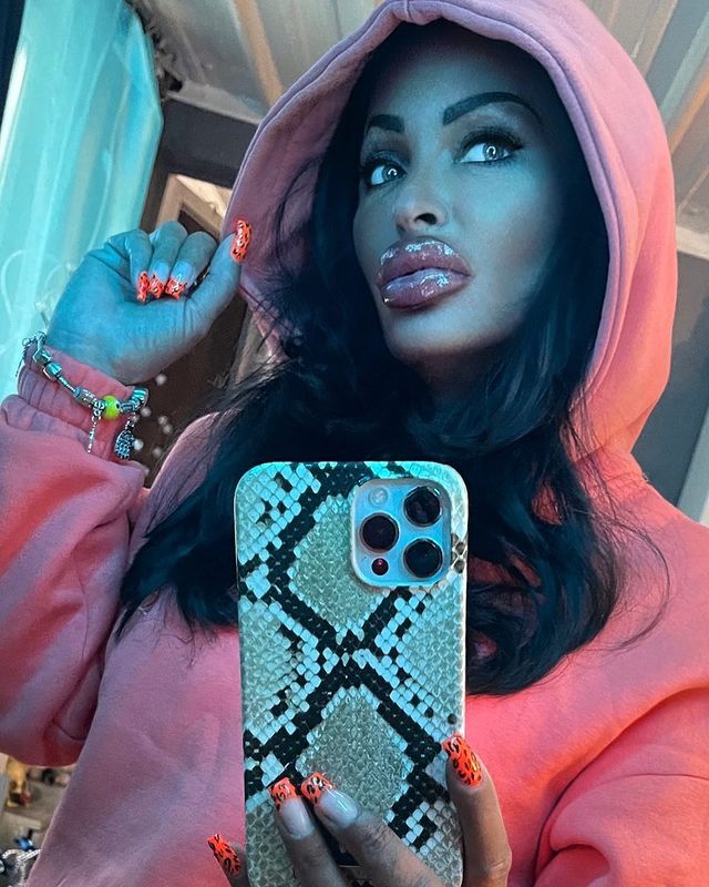 Juicy Sparkling Lips | Scrolller