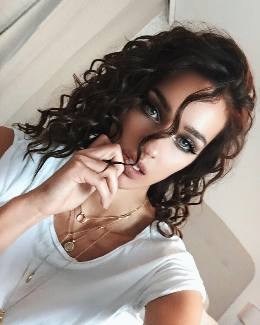 Juli Mery | Scrolller