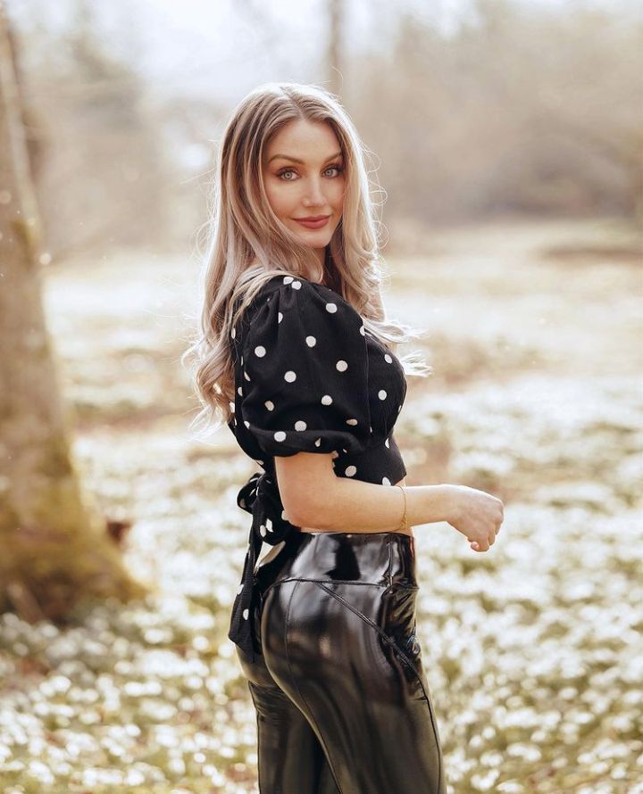 Julia Baessler | Scrolller