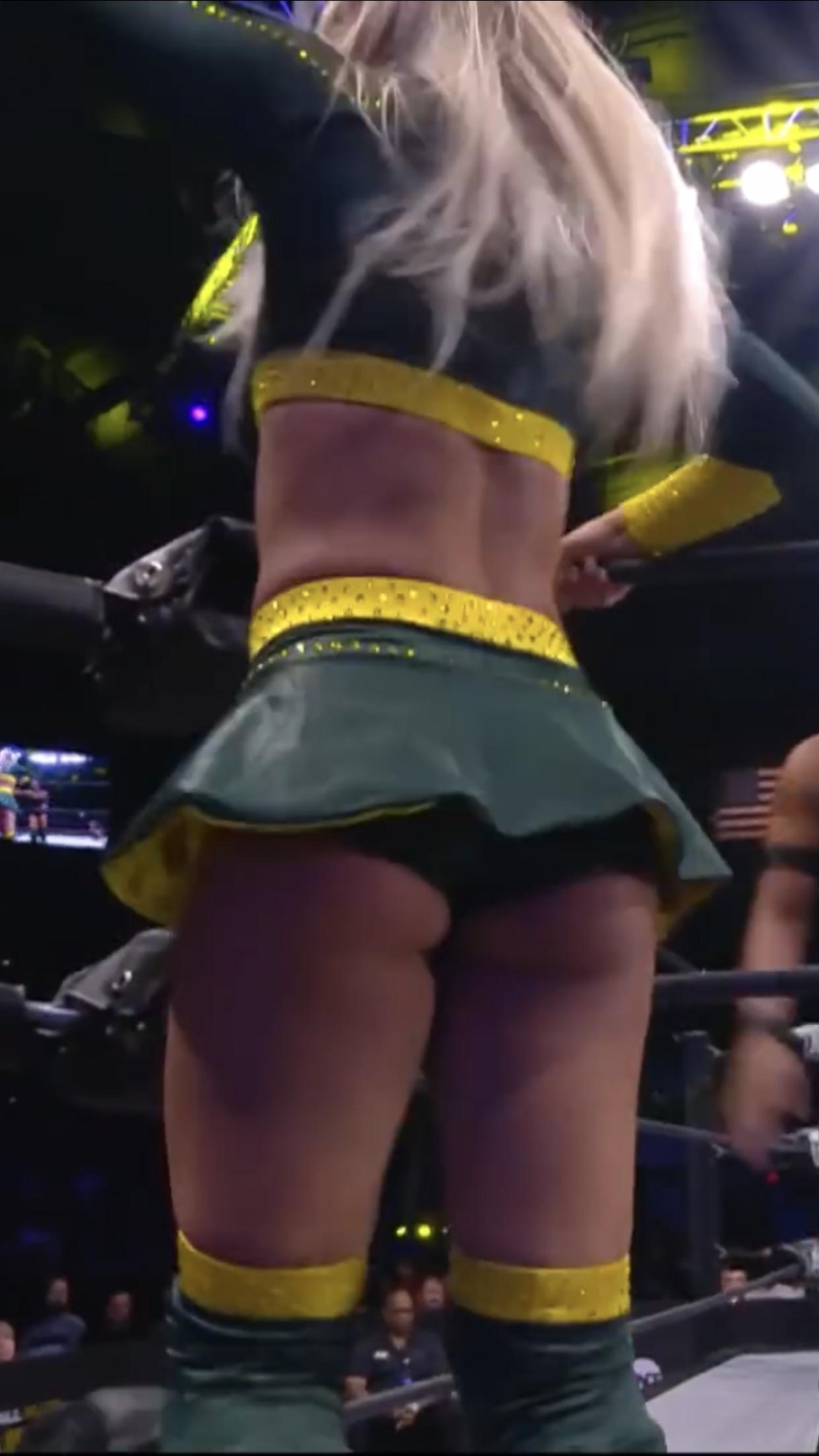 Julia Hart | Scrolller