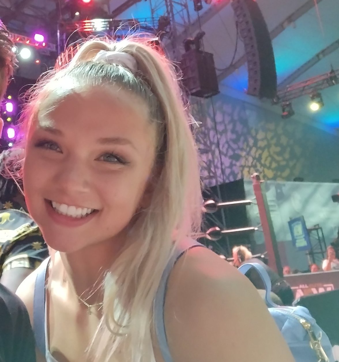 Julia Hart | Scrolller