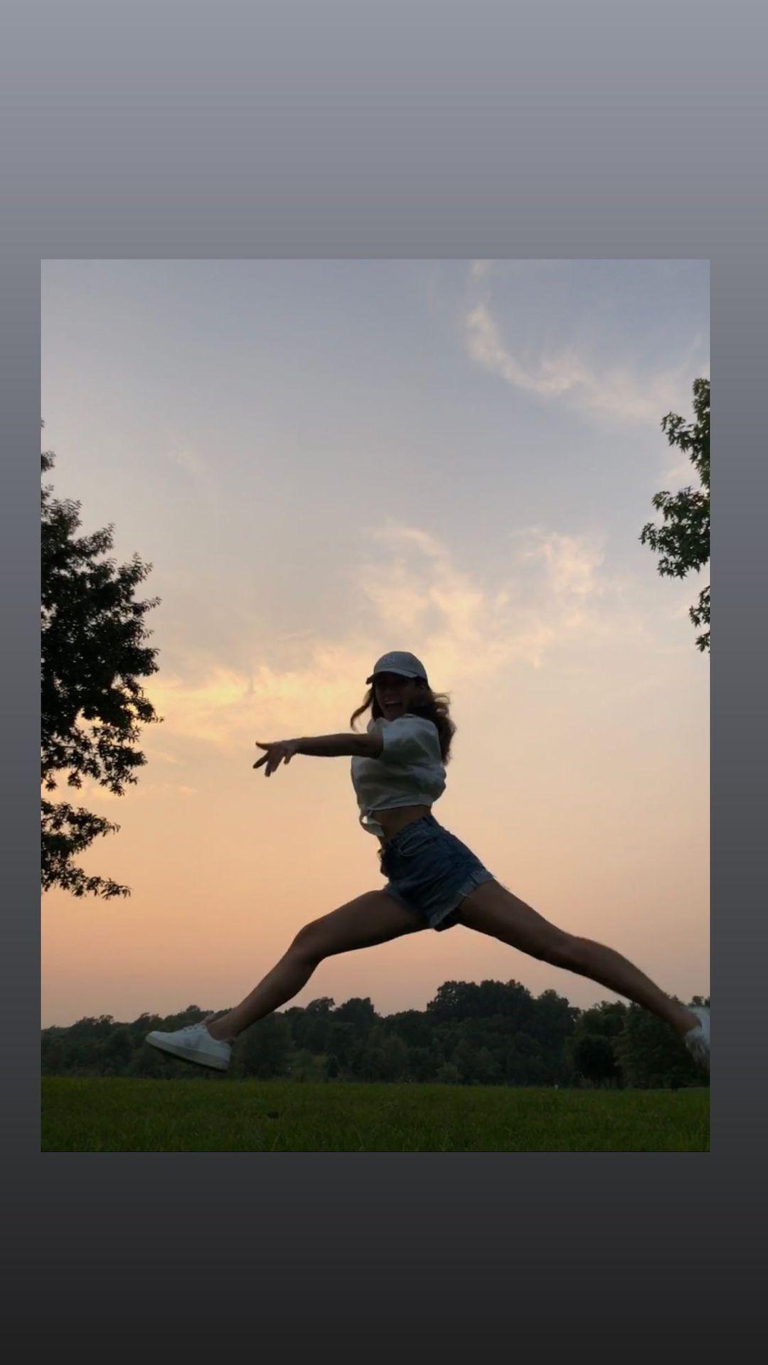 Julia jumping | Scrolller