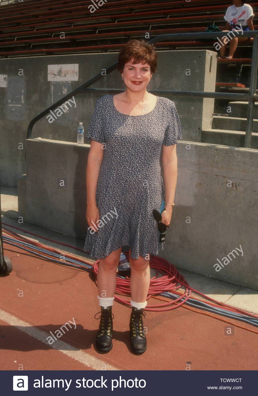 Julia Sweeney circa early 90s looking very GenX chic | Scrolller