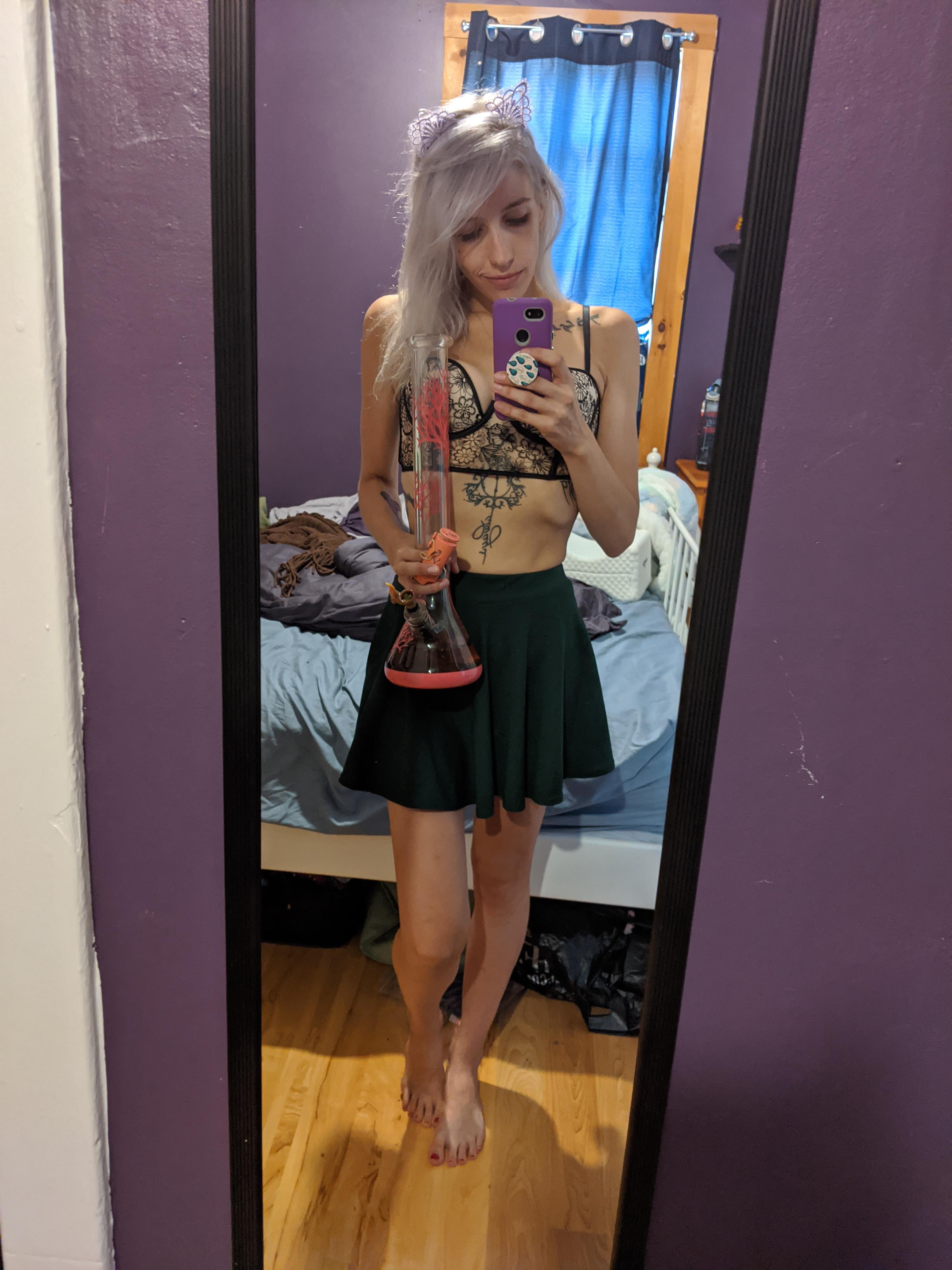 Just a lil princess and her bong | Scrolller