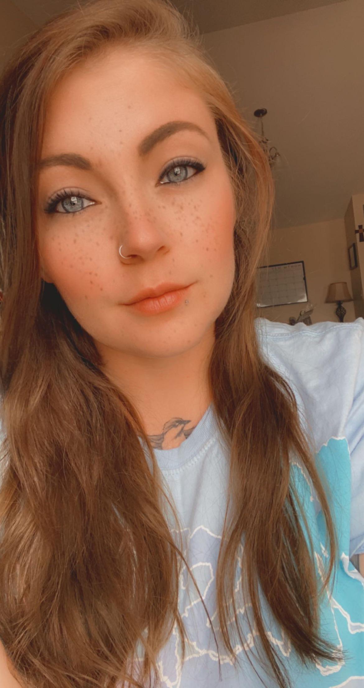 Just a little Kitten feeling pretty…. Freckles make me soooo happy tehehe💕 | Scrolller