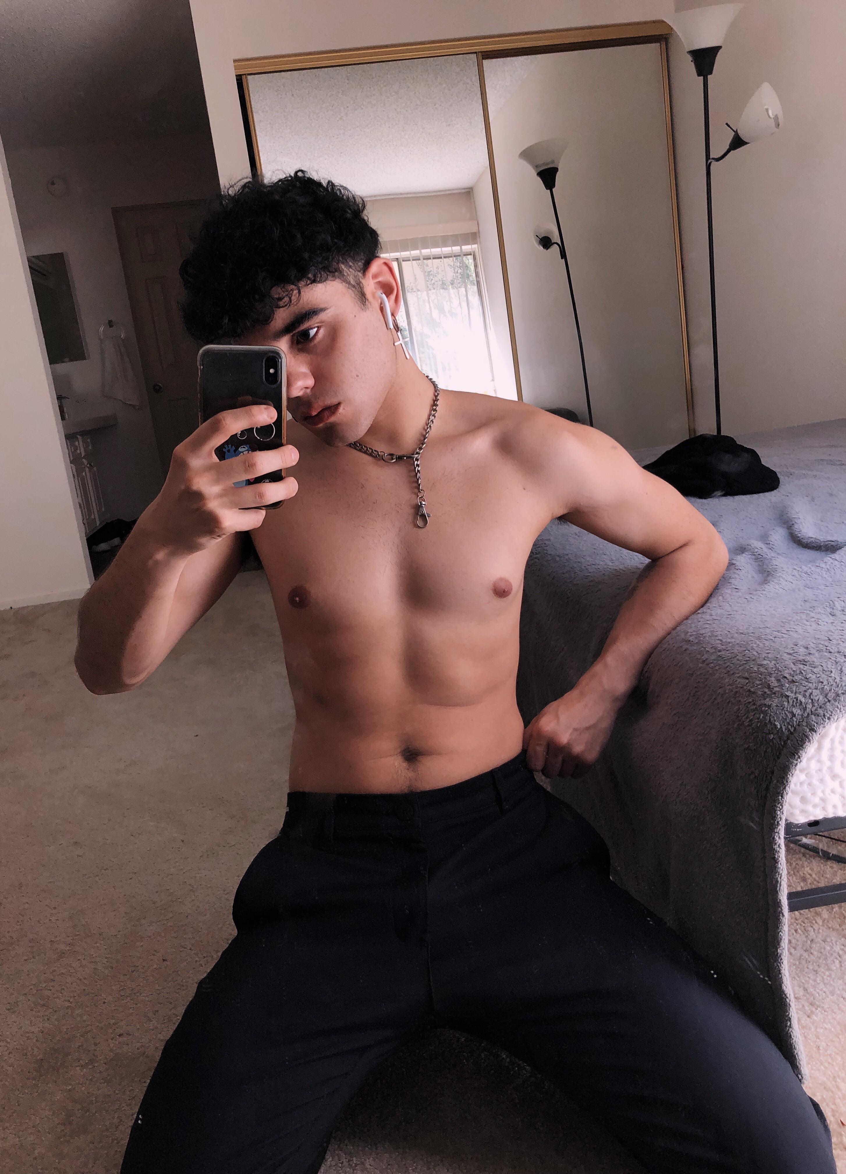 Just a shirtless pic of me | Scrolller