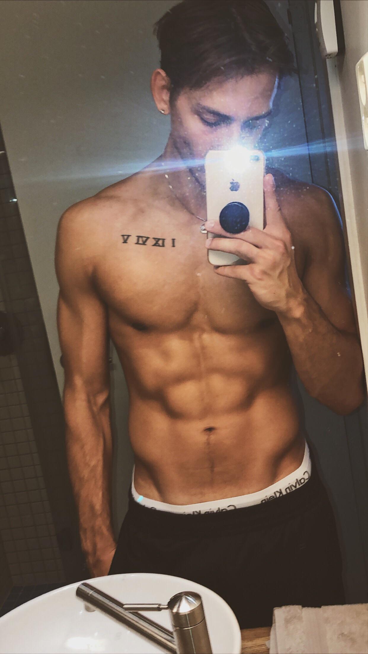 Just another mirror selfie🥺 | Scrolller