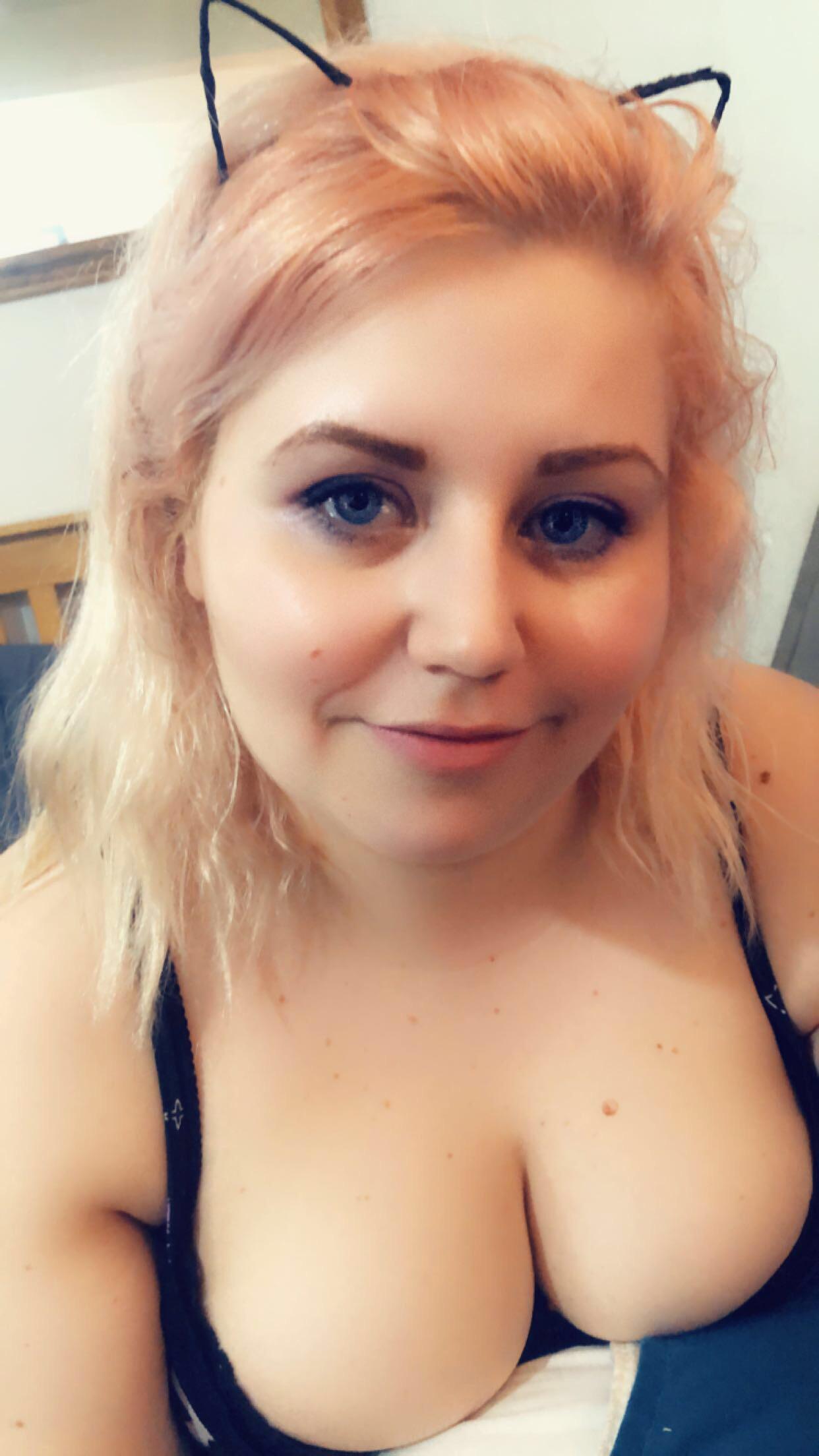 Just eating mango🥭in bed, with my juicy melons🍉to keep me company! Who wants a squeeze? | Scrolller