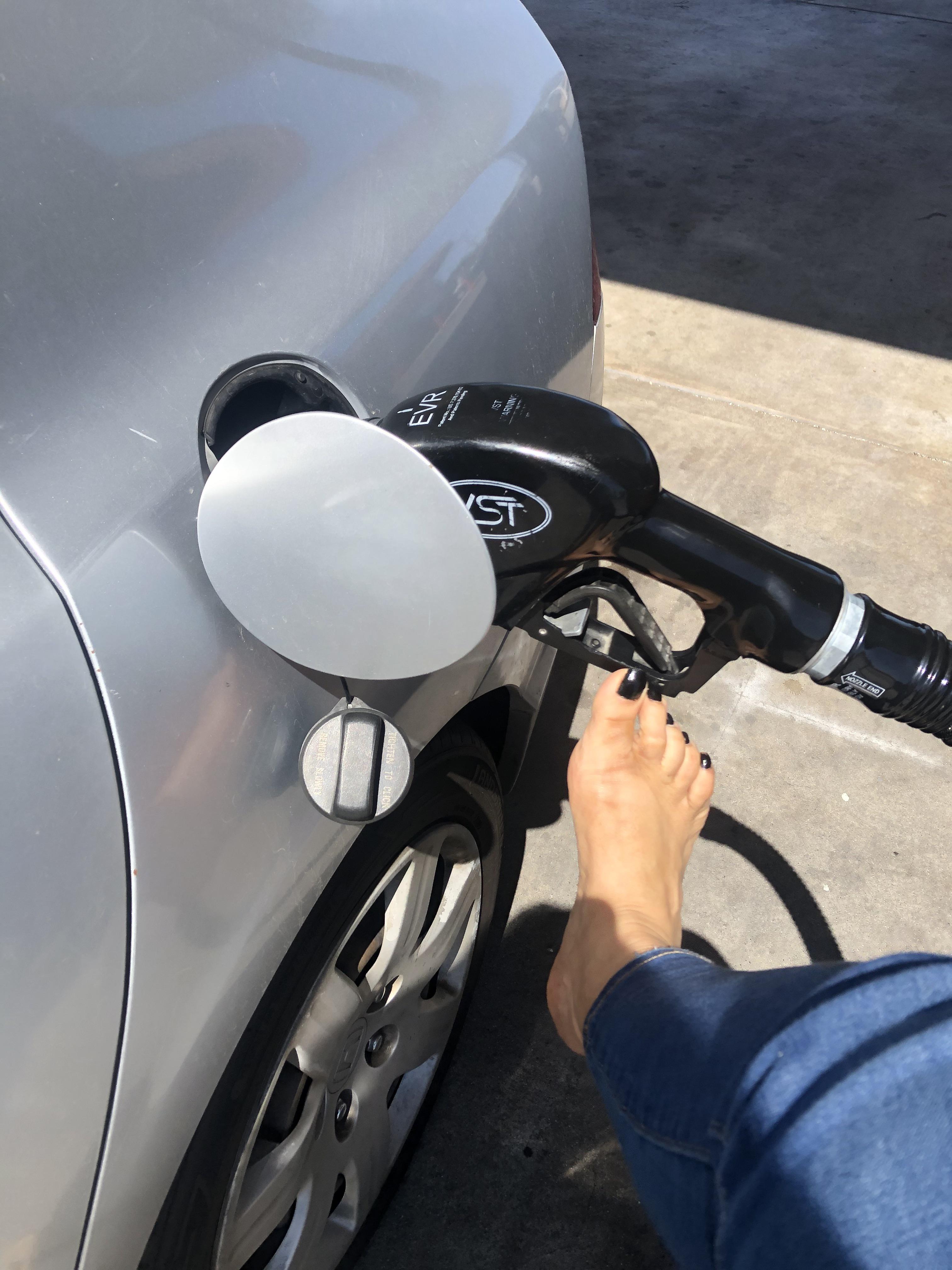 Just here pumping my gas | Scrolller