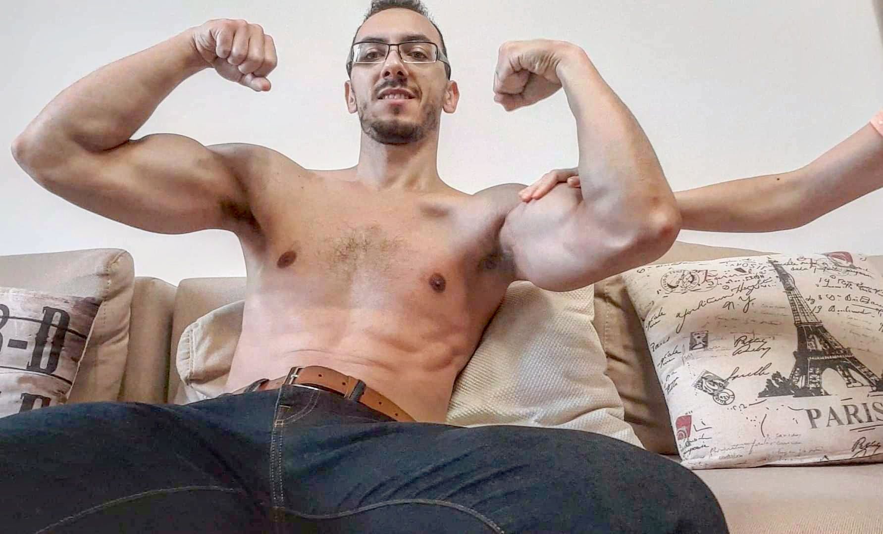 Just sitiing on my couch ... getting my Bicep touched 😈💪🏼 | Scrolller