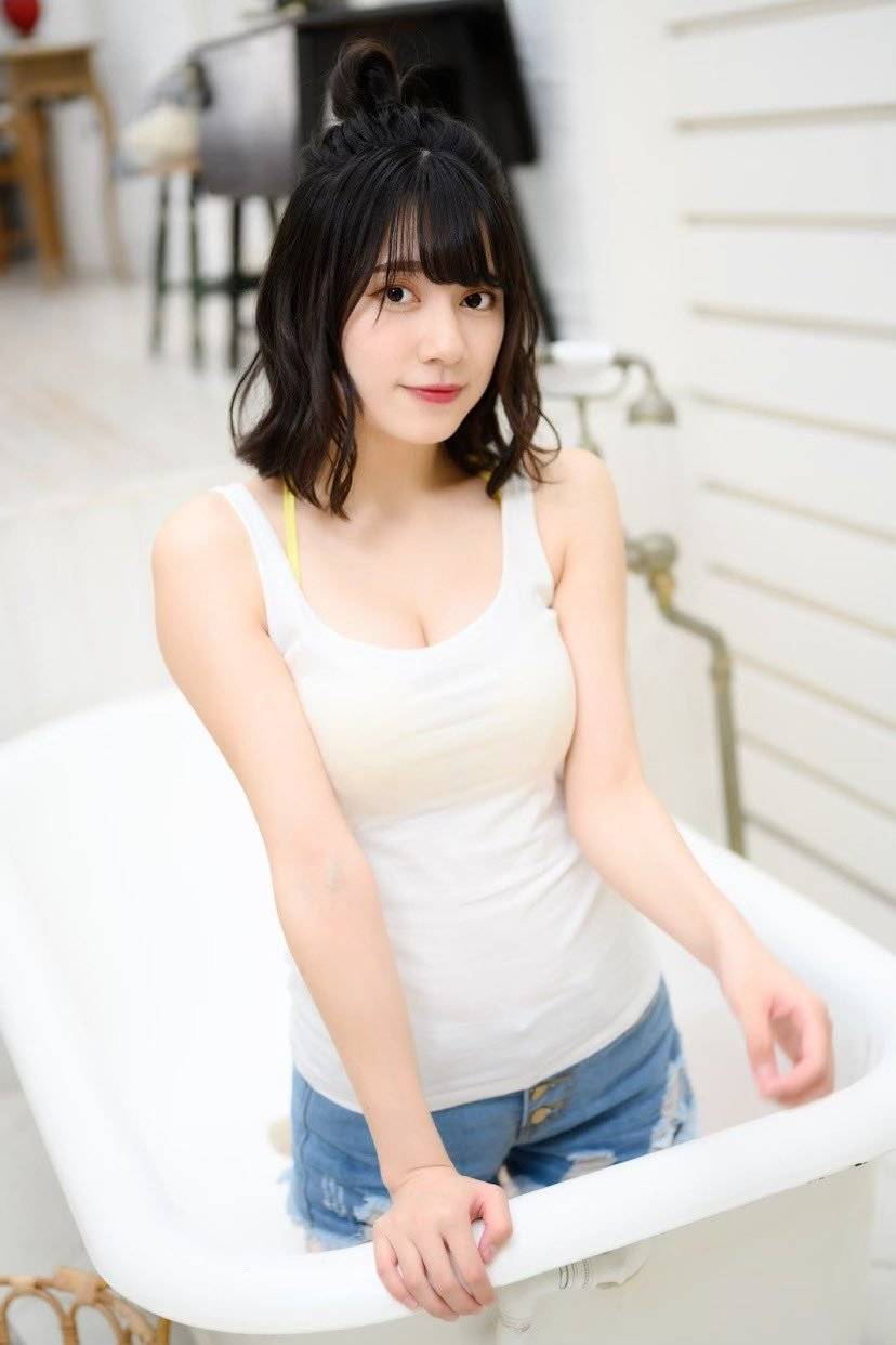 Kaede Hiroyama | Scrolller