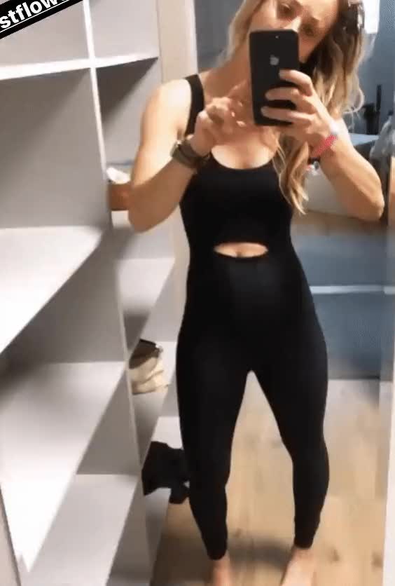 Kaley Cuoco Scrolller 5551