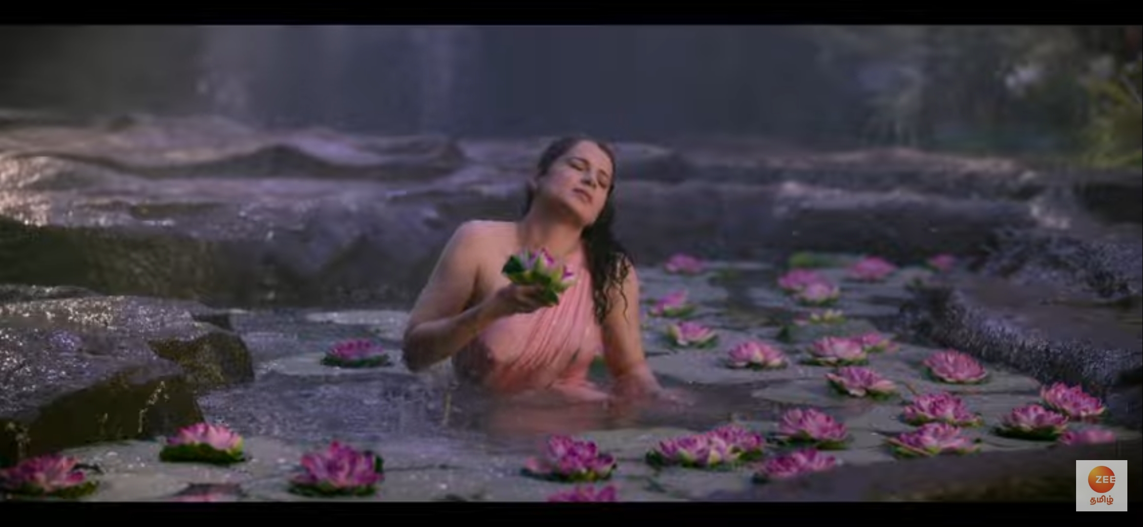 Kangana Ranaut NIPSLIP in Thalaivi Trailer | Scrolller