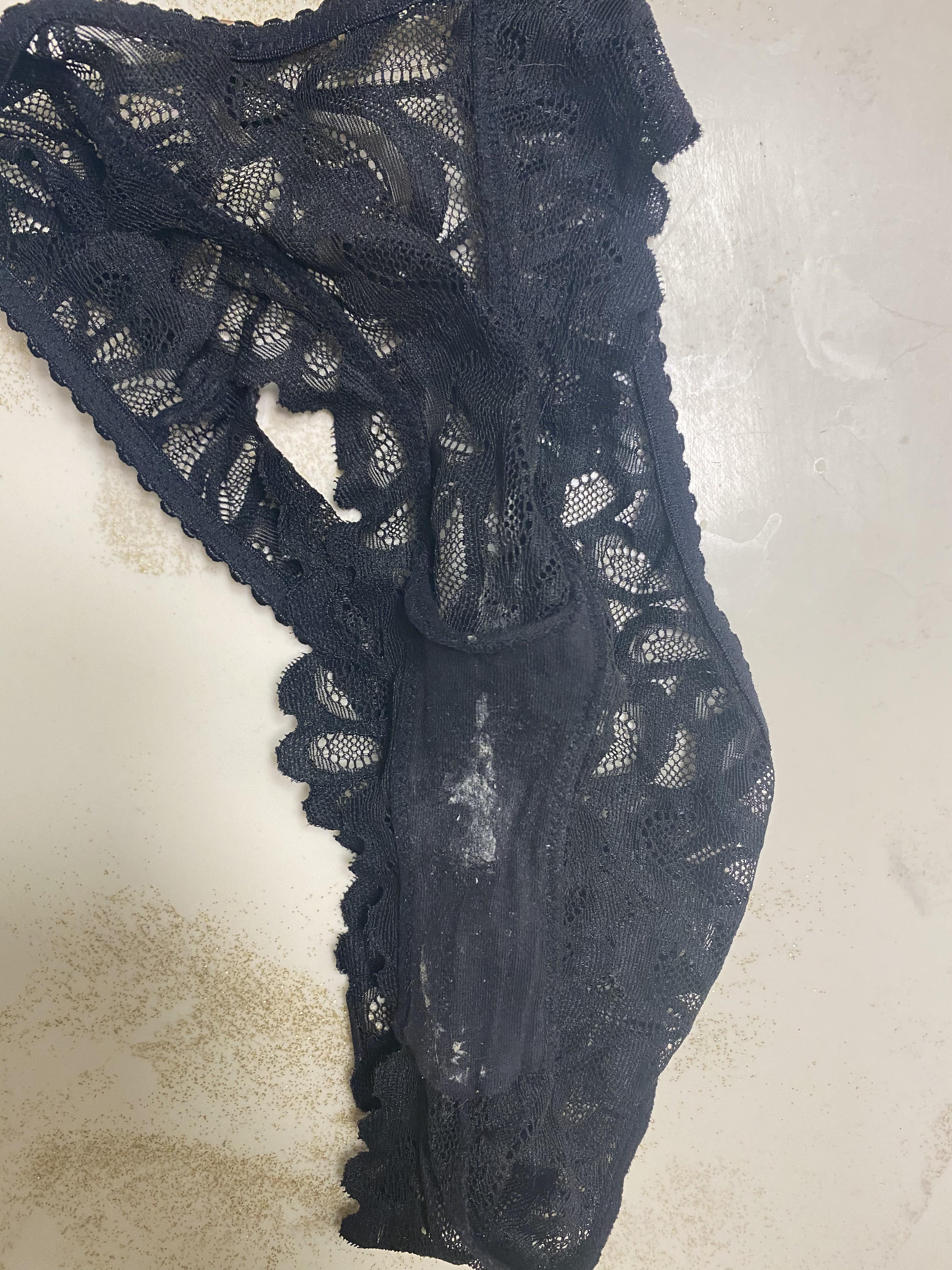 Kann mir jemand die getragenen eingesauten Tangas von Schwester/Freundin zeigen | Scrolller