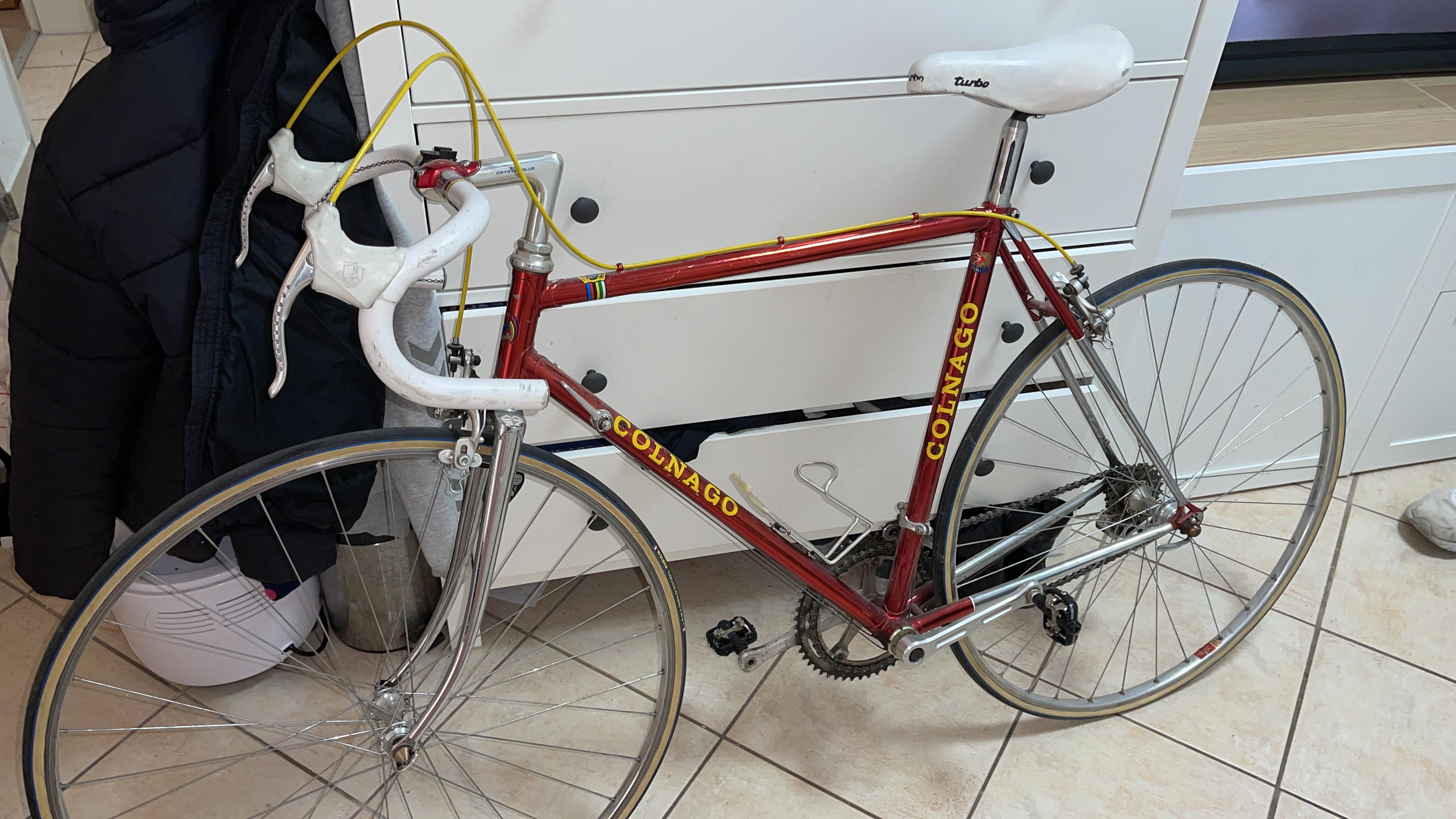 Kann mir vielleicht jemand sagen um welches Modell es sich bei diesen Colnago handelt? | Scrolller