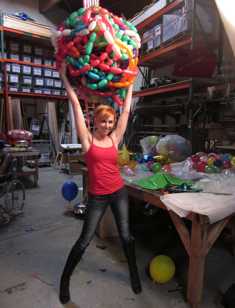Kari holding up a big ball of balloons | Scrolller