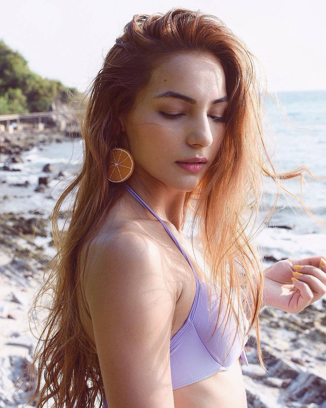 Kat Kristian | Scrolller