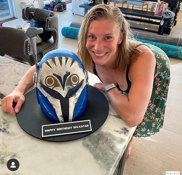 Katee sackhoffs birthday cake | Scrolller