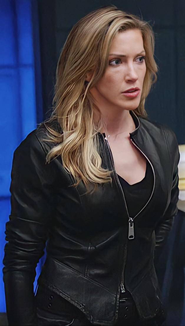 Katie Cassidy in arrow , she looks so hot 😍 | Scrolller