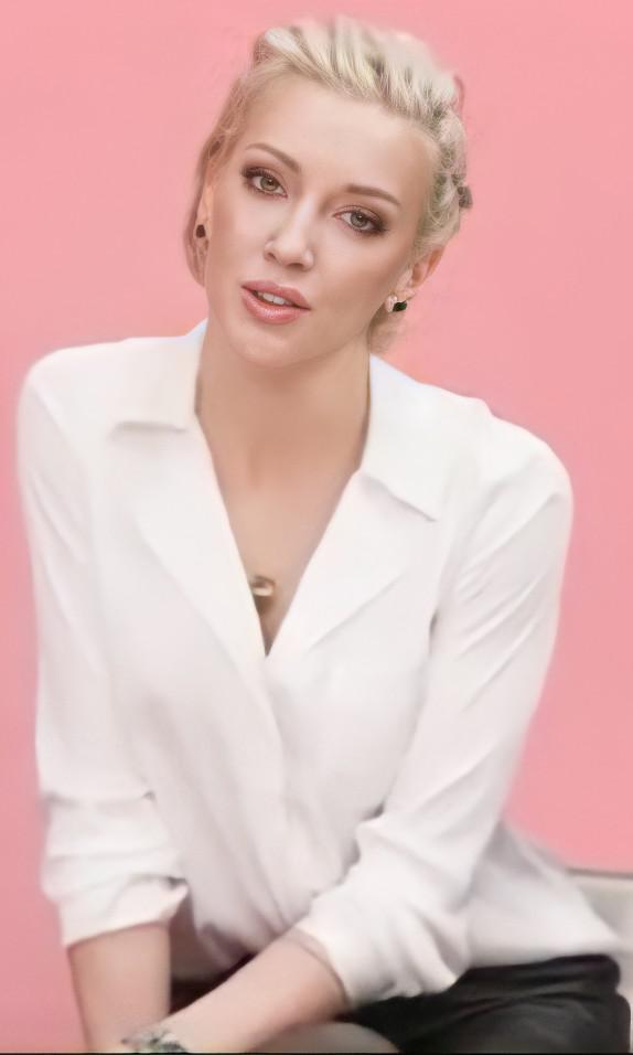 Katie Cassidy is just so beautiful | Scrolller