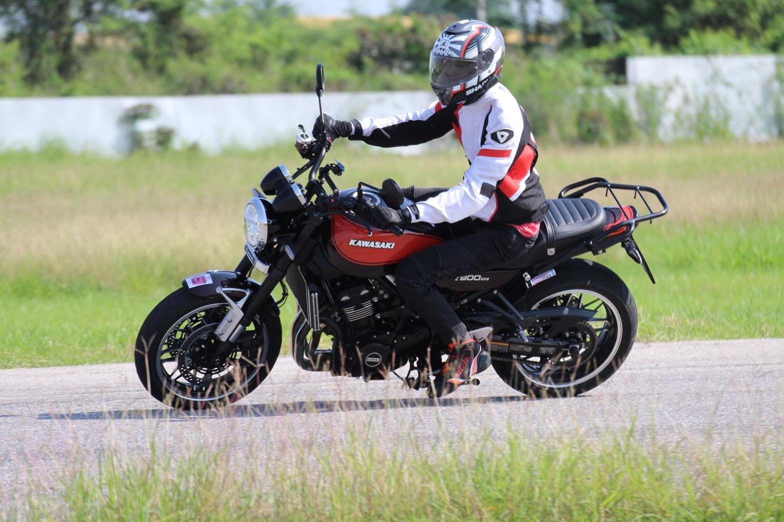 Kawasaki Z900RS on the track | Scrolller