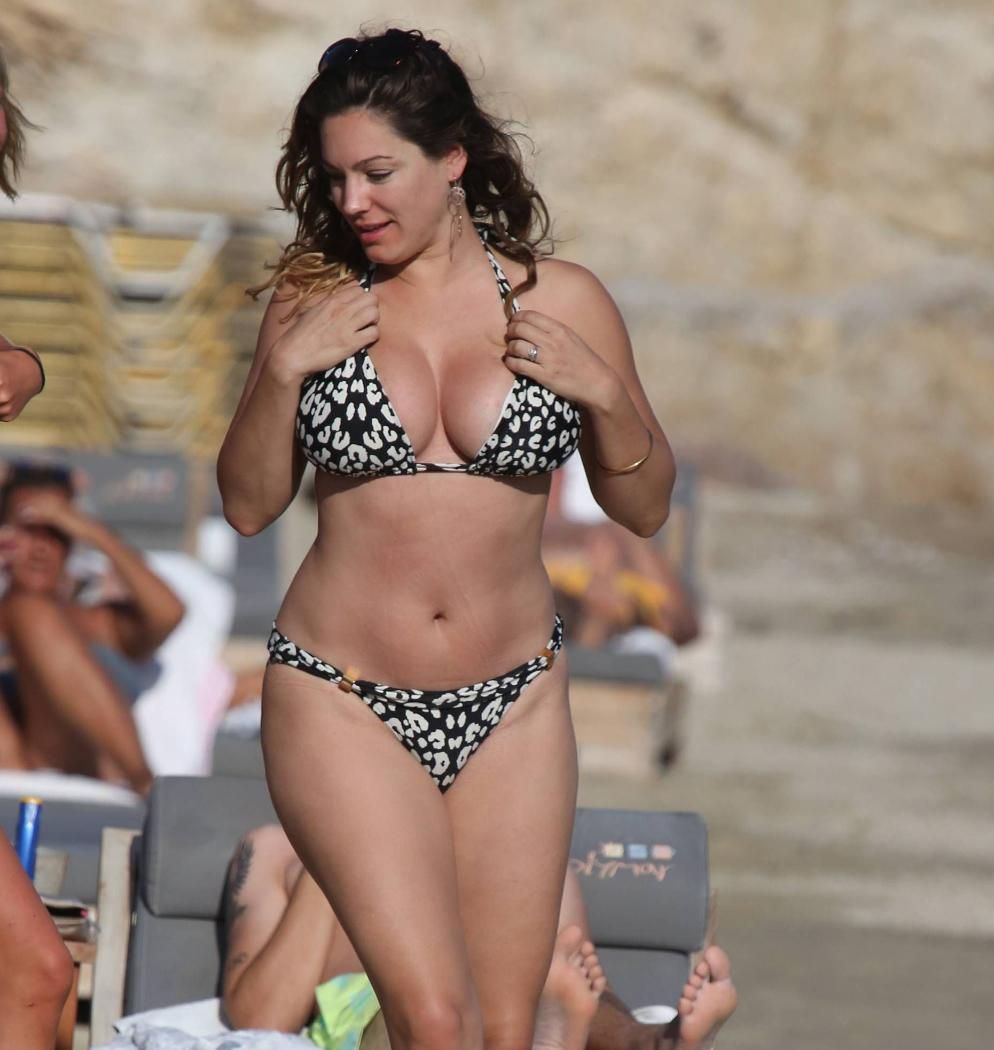 Kelly Brook | Scrolller