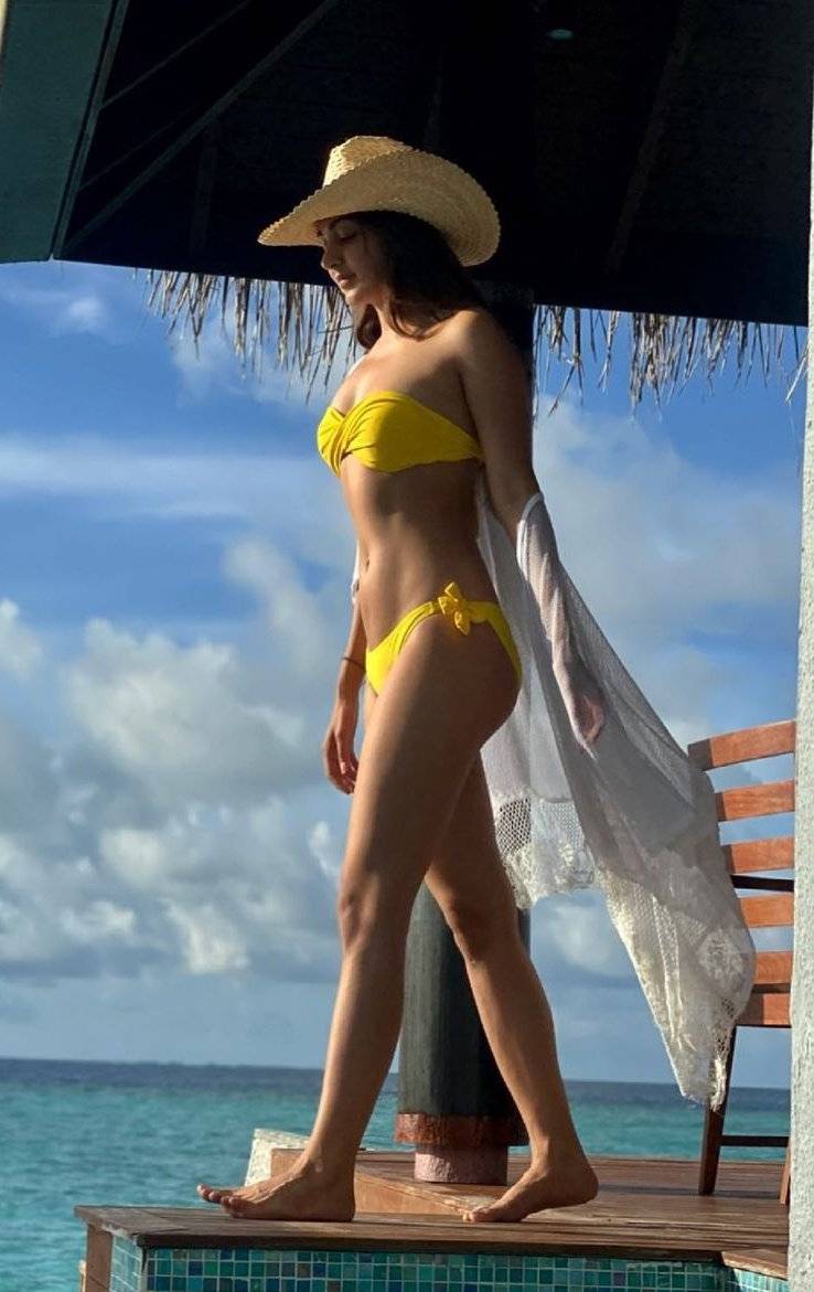 Kiara Advani navel in yellow bikini | Scrolller