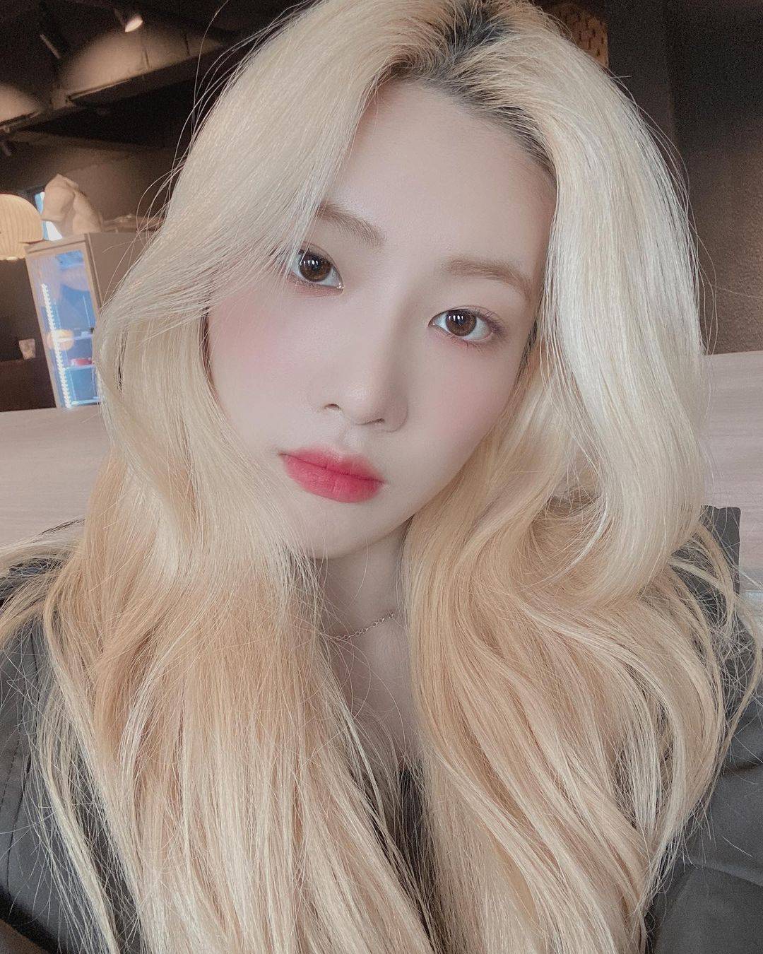 Kim Lip | Scrolller