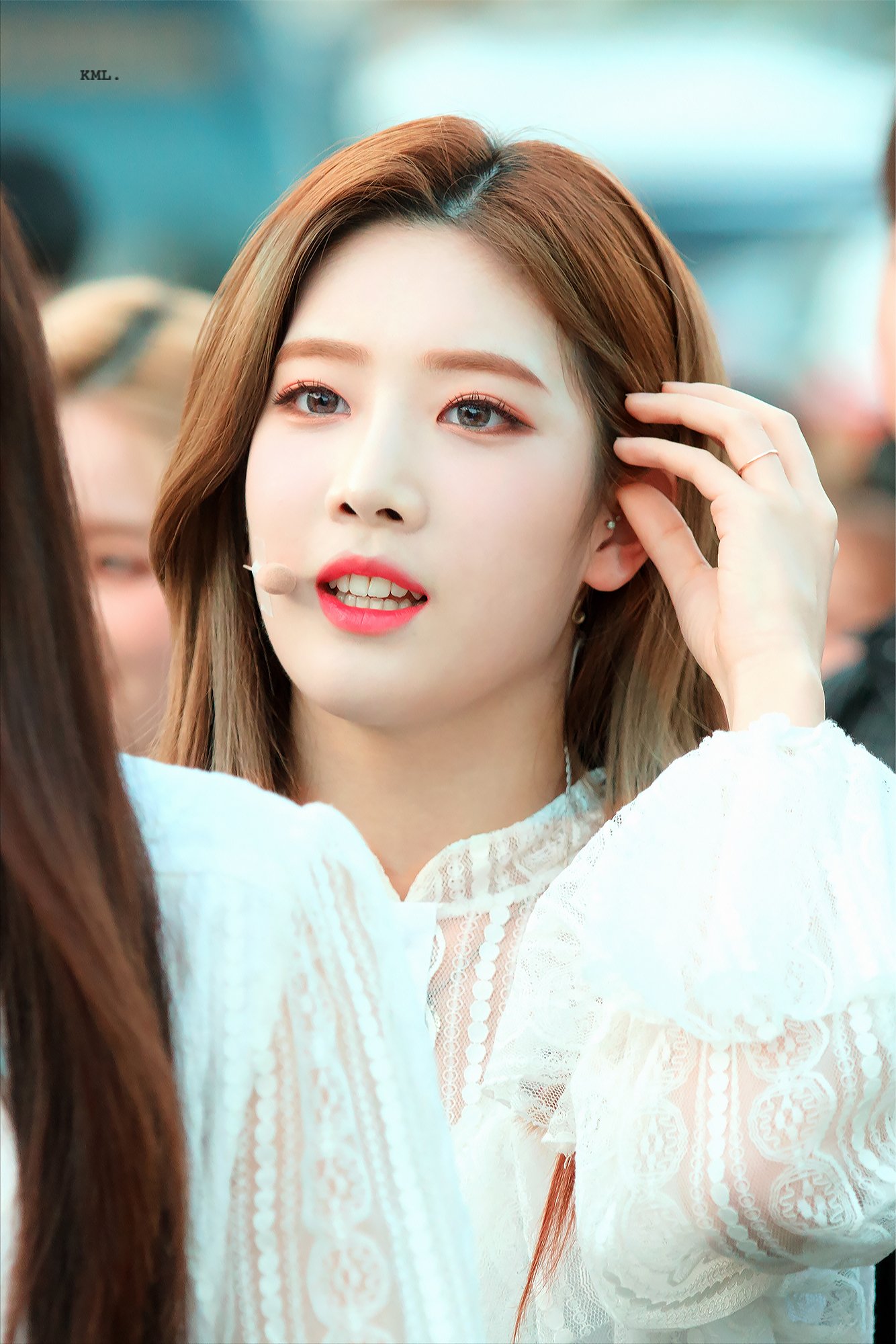Kim Lip | Scrolller