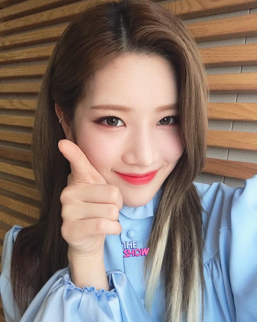 Kim Lip | Scrolller