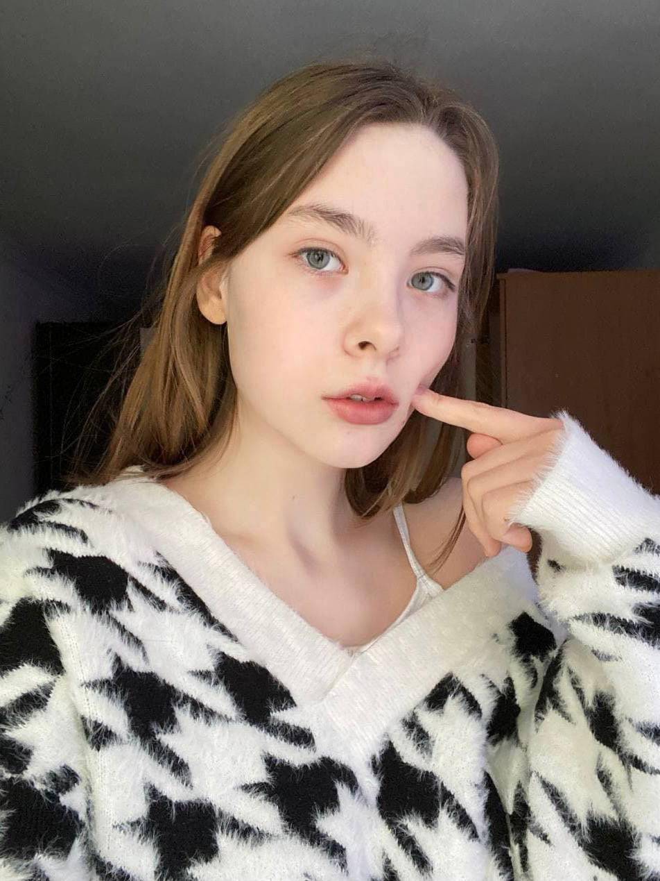 Kiss me here🥰 | Scrolller