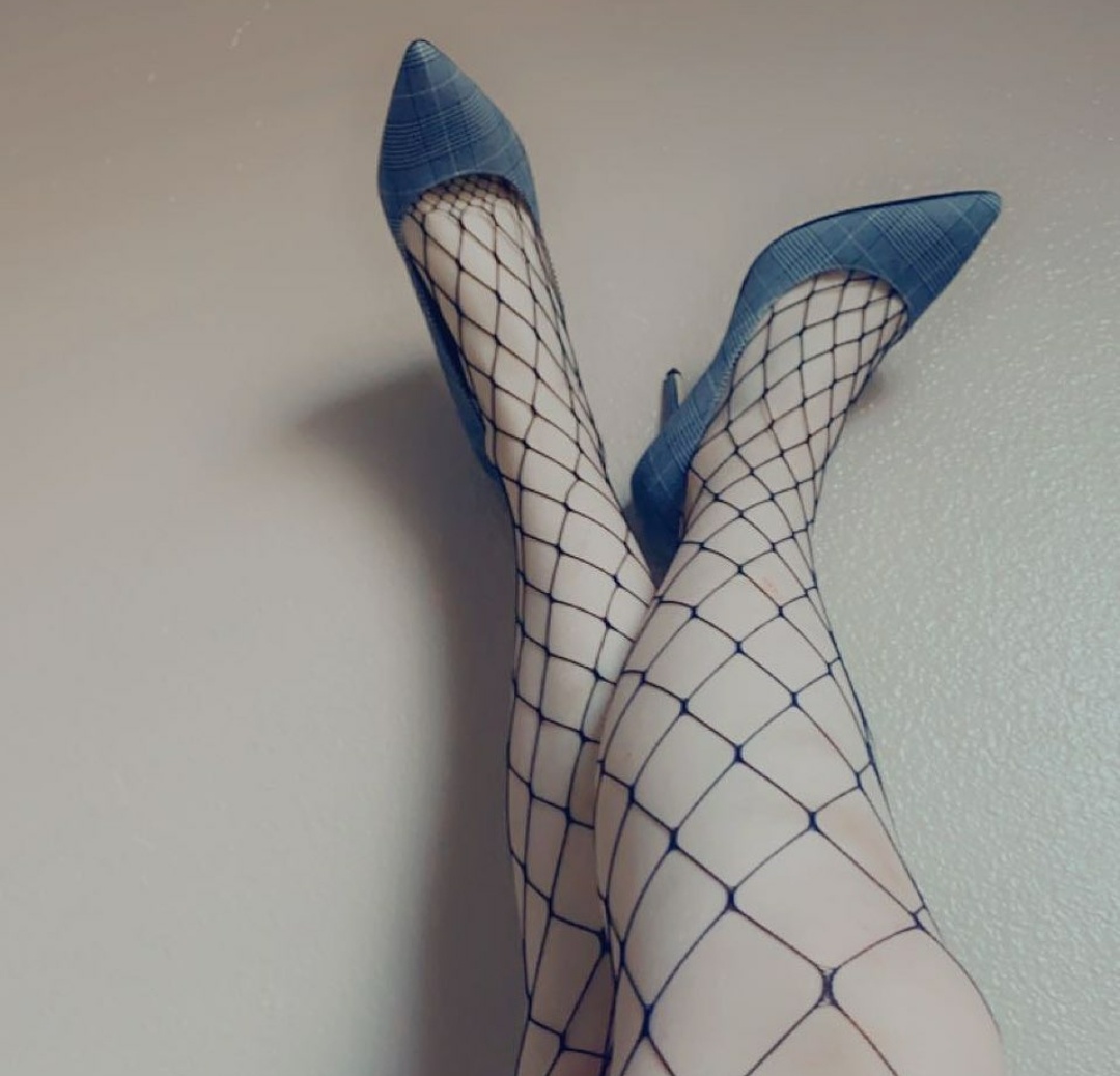 Kiss my heels | Scrolller