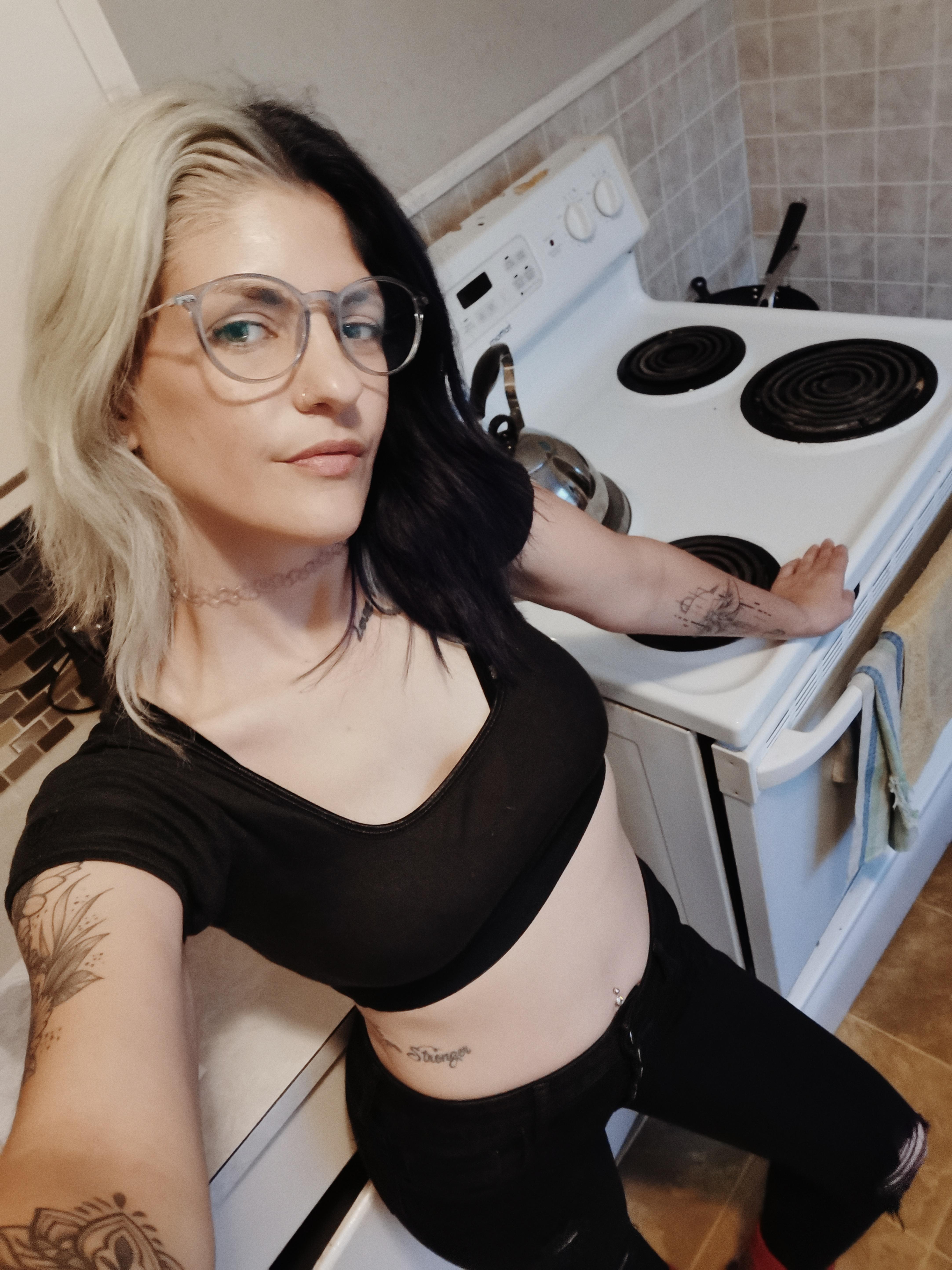Kitchen selfie [over18] | Scrolller