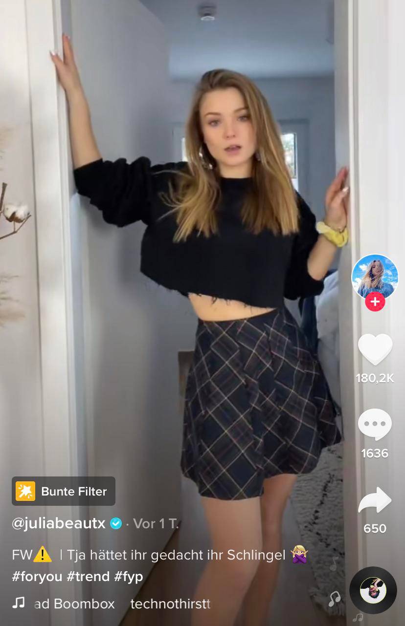 Discover more like JuliaBeautx: Kleines Schulmädchen and Related Content | Scrolller