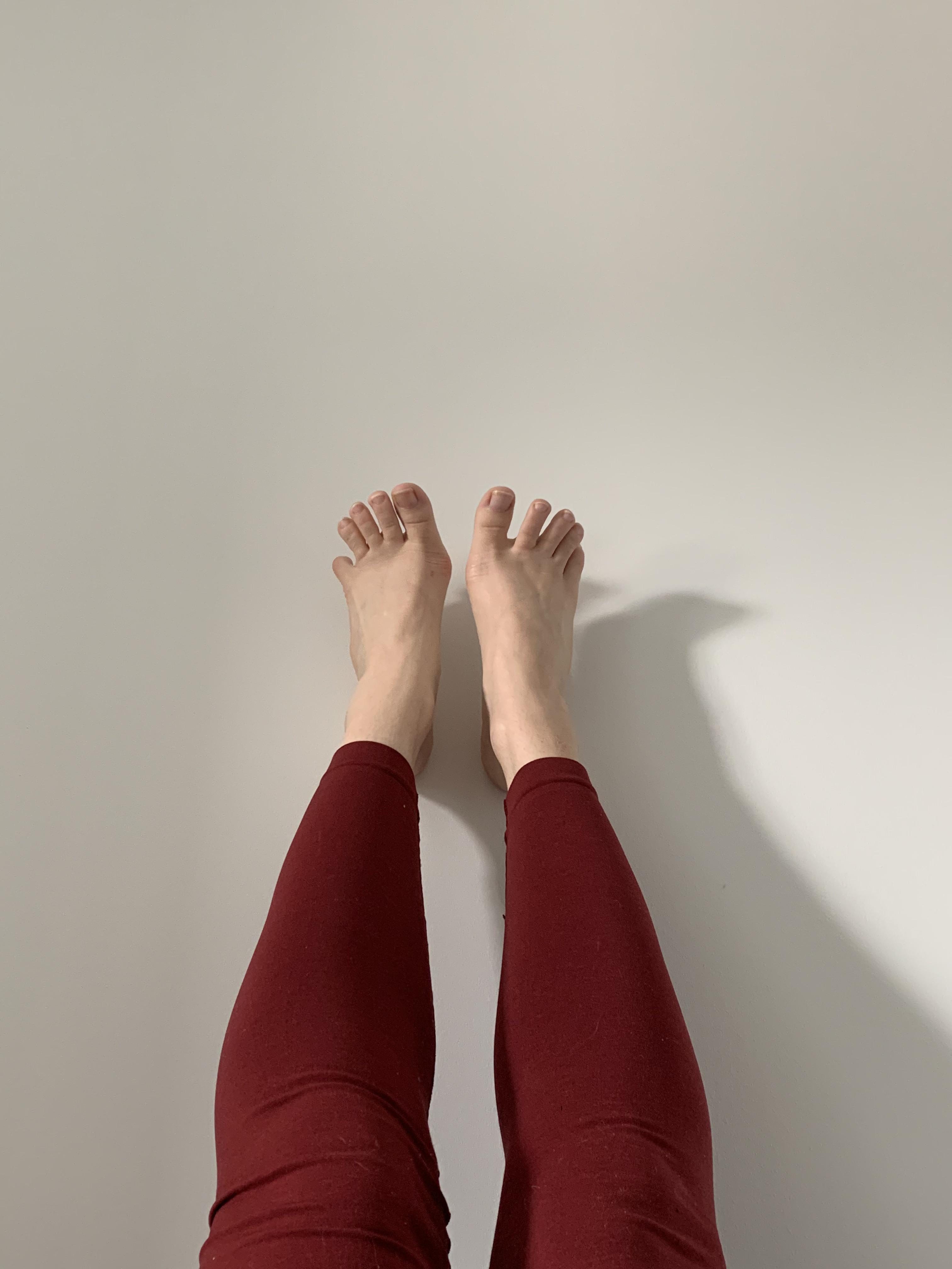 Kneel down & worship my feet 💦👇🏻🤔 | Scrolller