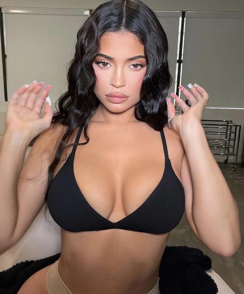 Kylie Jenner’s amazing tits | Scrolller