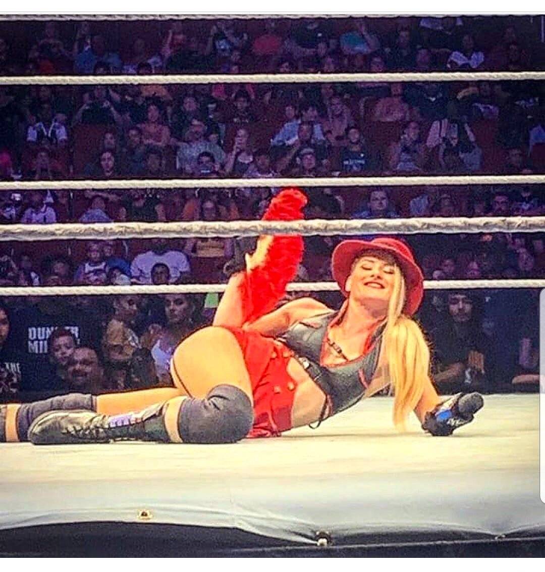 Lacey Evans | Scrolller